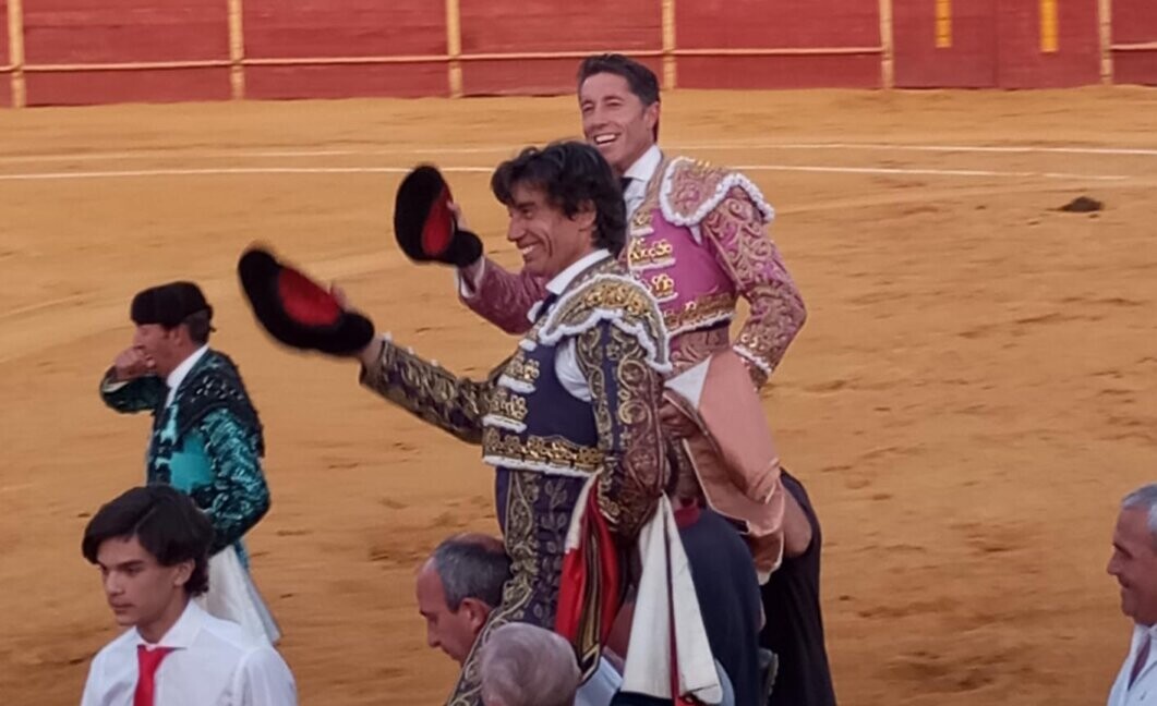 Triunfos de Curro Díaz e Escribano em La Carolina - Touro e Ouro