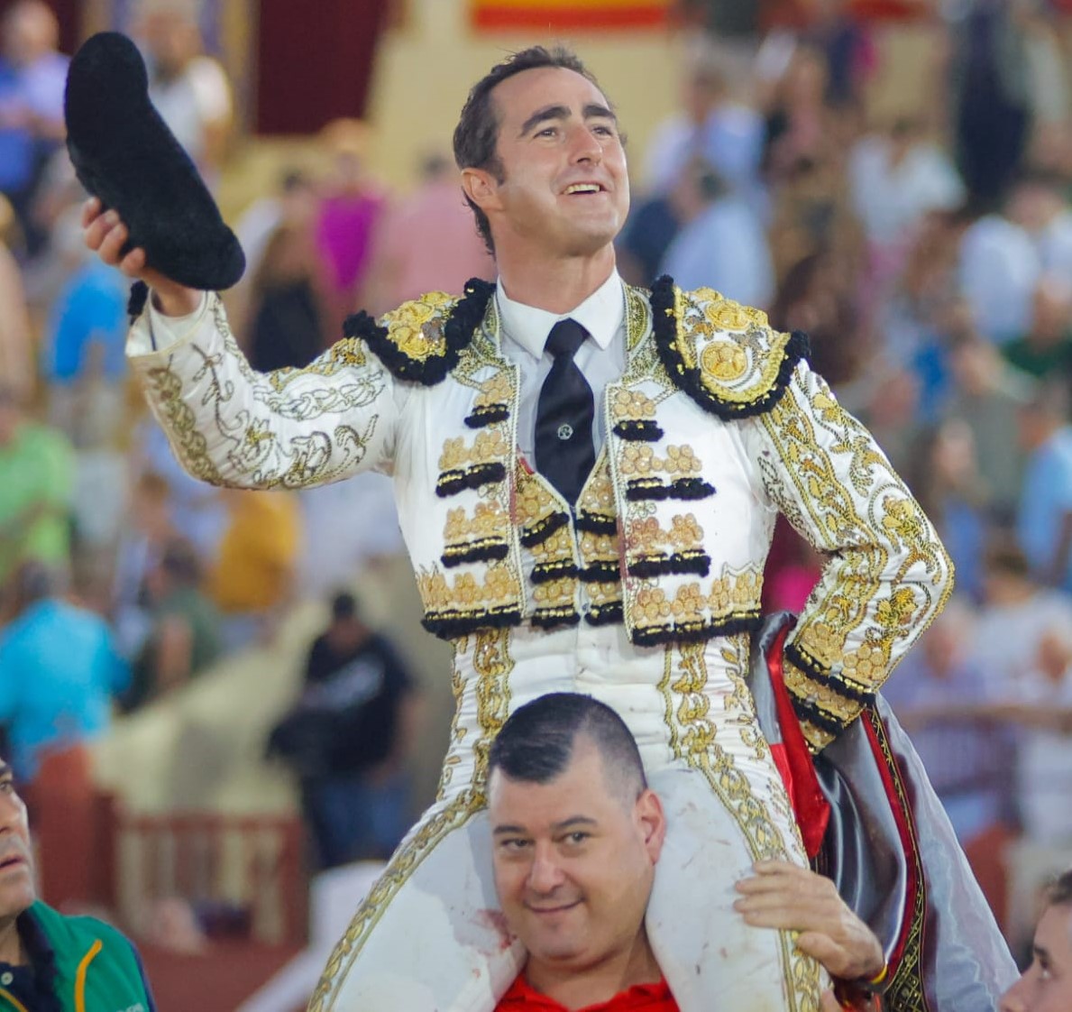 Fandi a ombros em Cuenca - Touro e Ouro