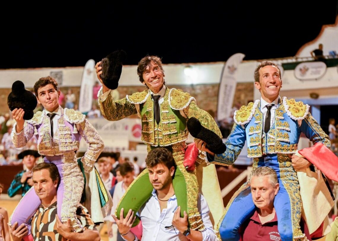 Curro Díaz, De Miranda e Manuel Román a ombros em Villanueva de Córdoba ...