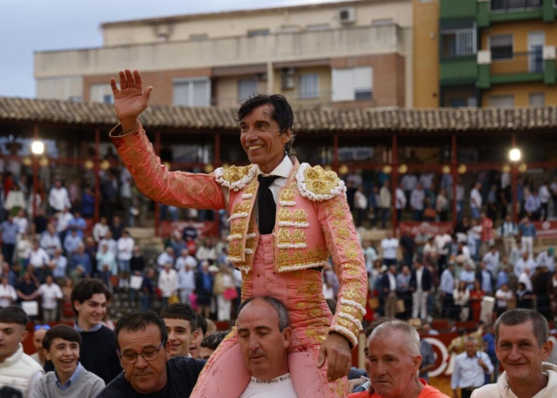 Curro Díaz a ombros na sua encerrona em Úbeda - Touro e Ouro