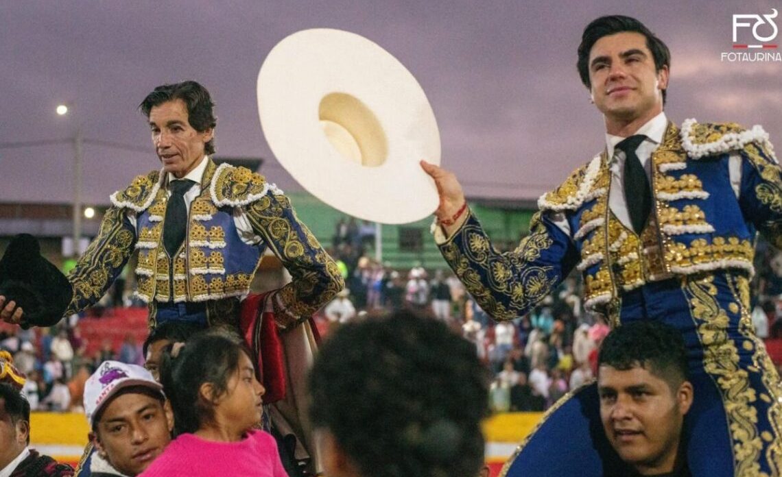 Curro Díaz e Colombo a ombros em Santa Cruz - Touro e Ouro