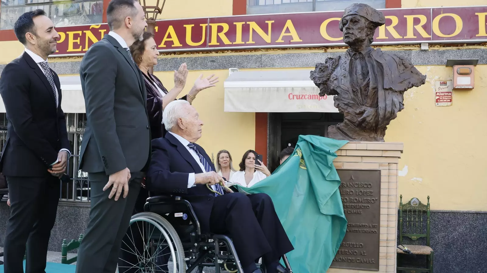 Curro Romero com estátua em Camas - Touro e Ouro
